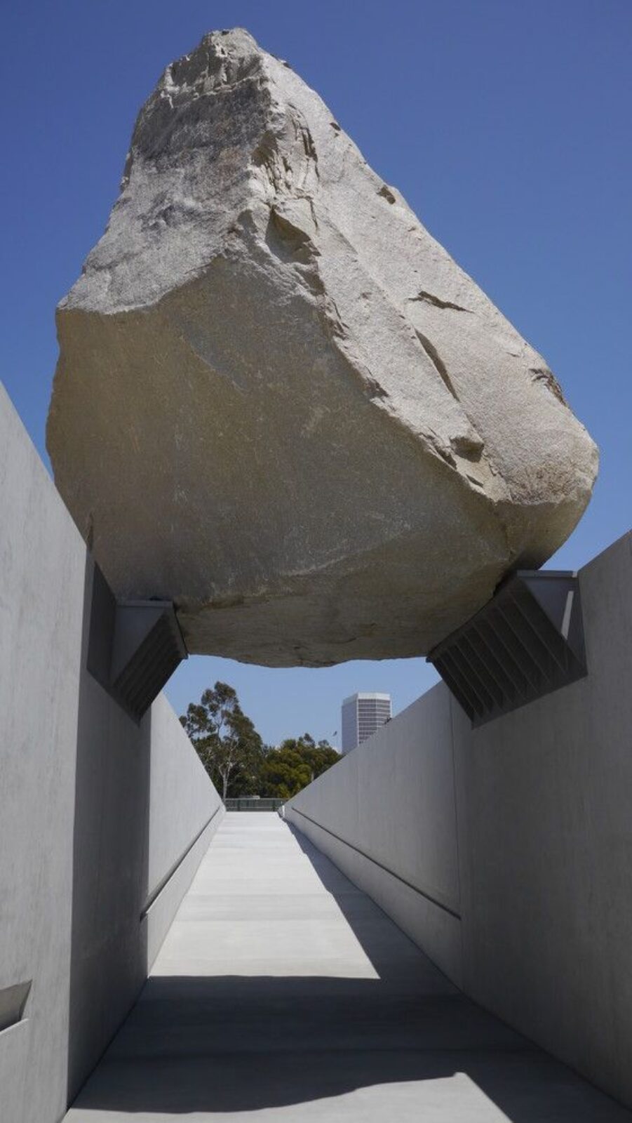 Levitated Mass | Michael Heizer - Arch2O.com