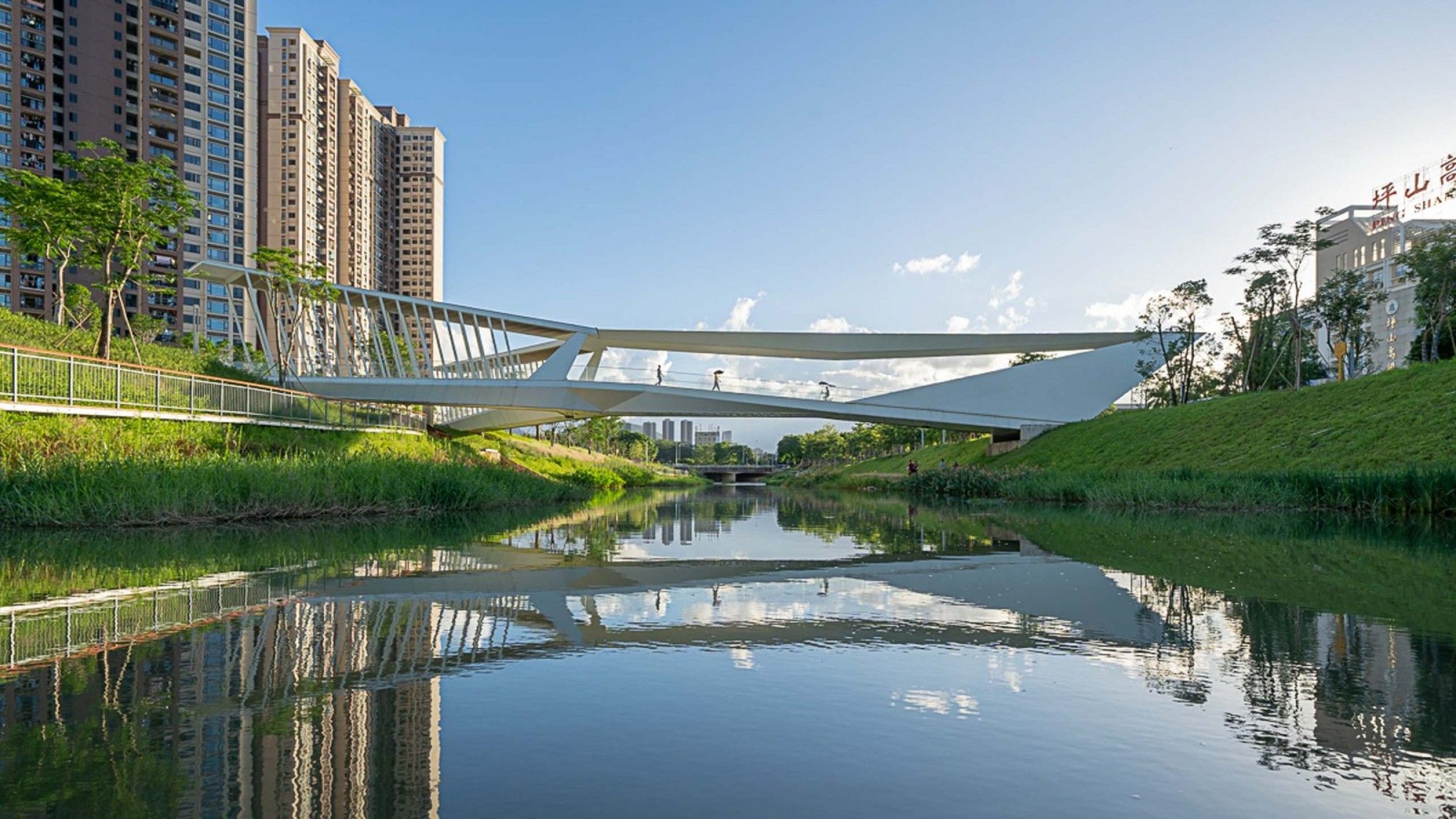 Pedestrian overpass - garetorganic