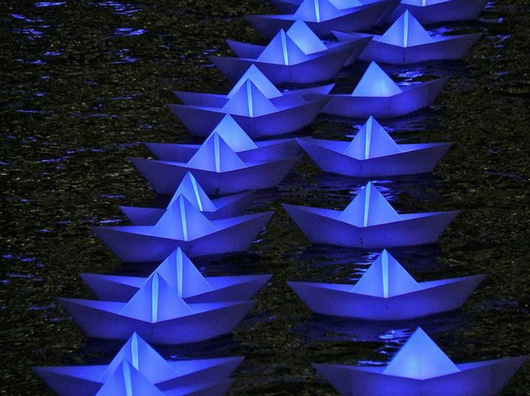 Colorful Illuminated Boats in Canary Wharf | Aether & Hemera - Arch2O.com