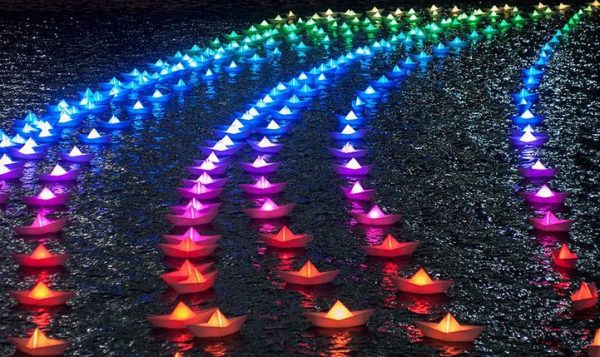 Colorful Illuminated Boats in Canary Wharf | Aether & Hemera - Arch2O.com
