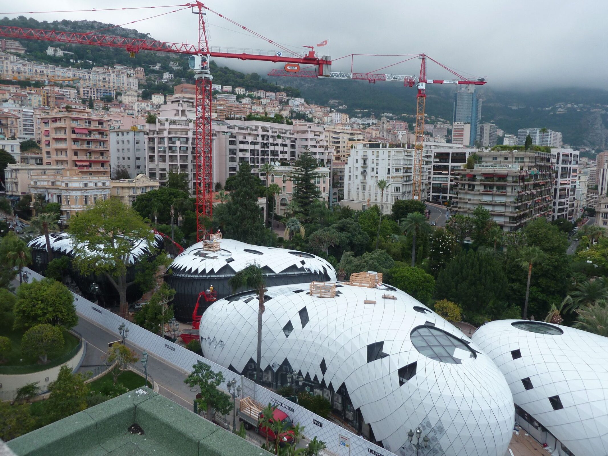 Pebble-shaped pavilions of Monte Carlo|Affine Design