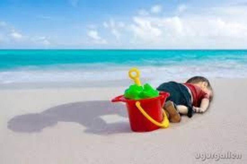 15 Heartbreaking Photos Mourning The Drowned Syrian Boy – Arch2O.com