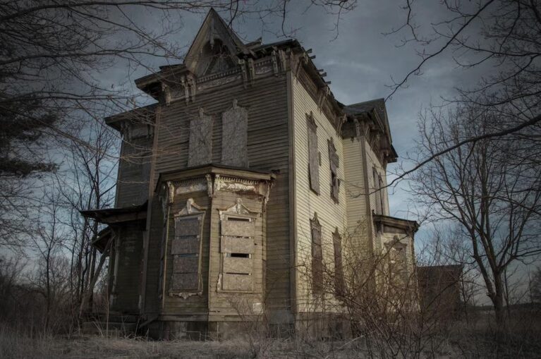 10 Haunted Houses and Their Stories Will Give You Goosebumps - Arch2O.com