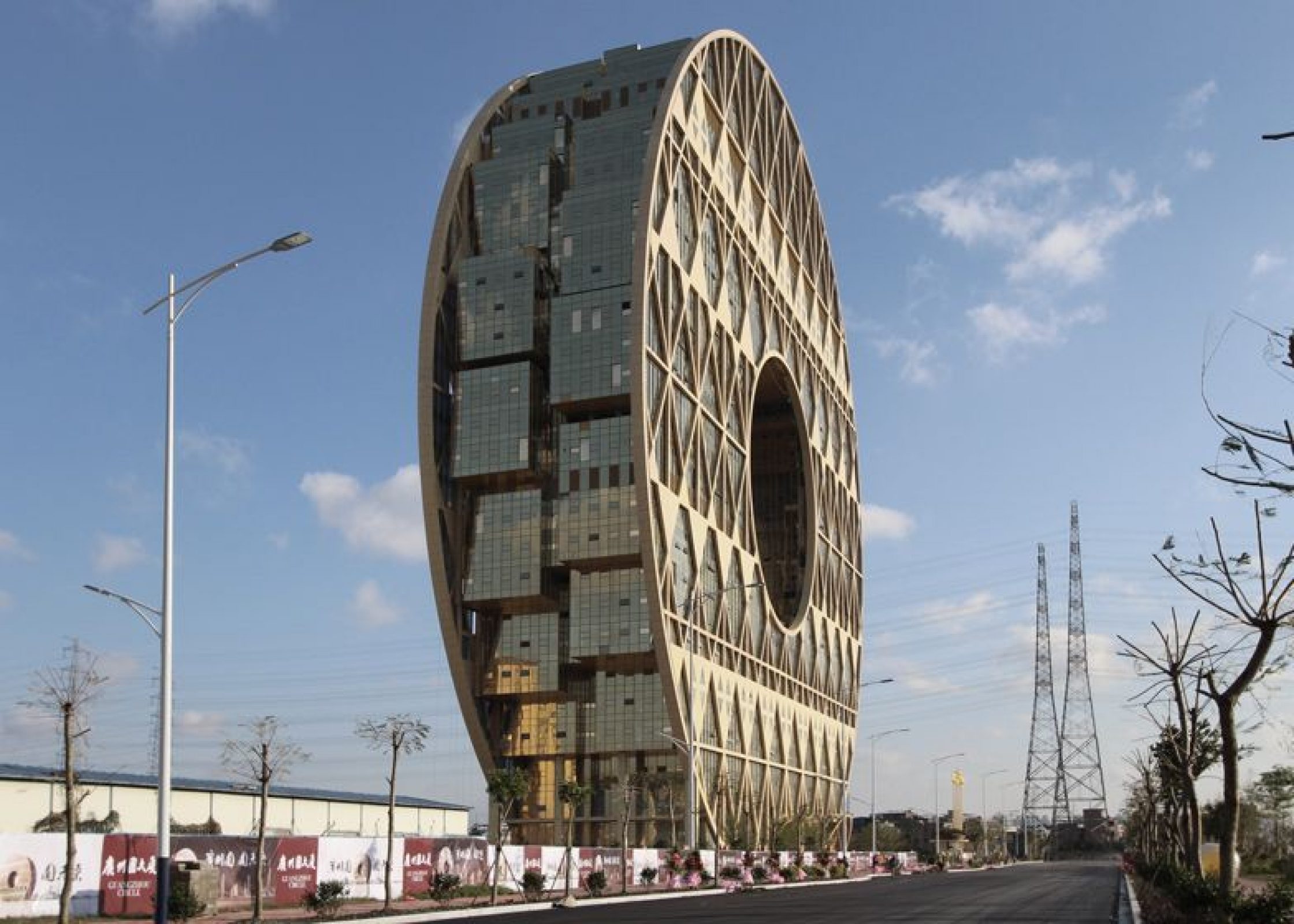Doughnut-shaped skyscraper, Guangzhou | Joseph Di Pasquale architects ...