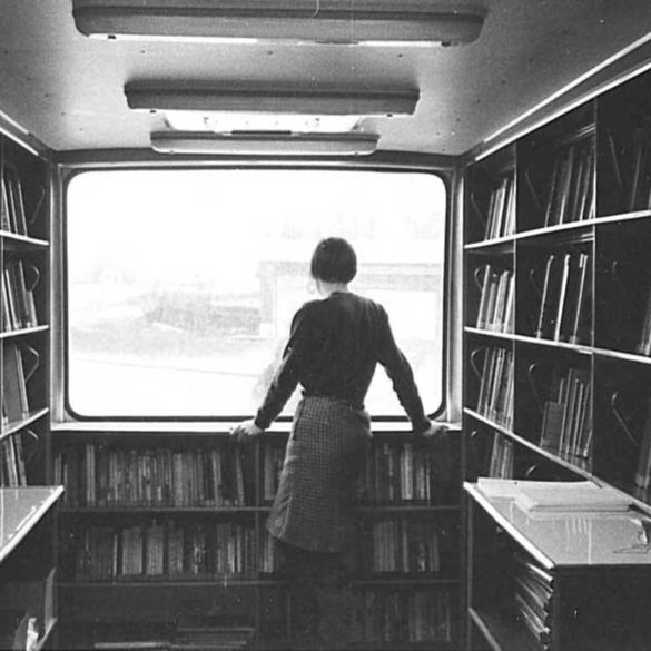 The Moving Libraries of the 20th Century : 15 Vintage Photos of ...