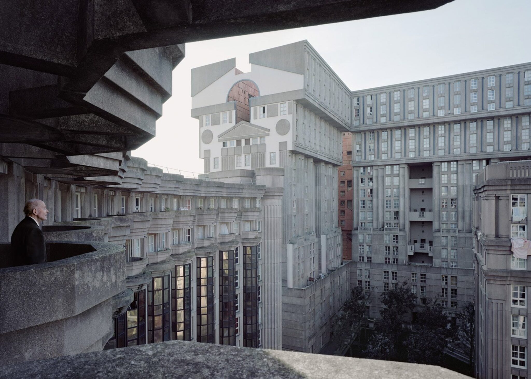The Post-Modern 'Utopia' in Paris Suburb as Photographed by Laurent ...