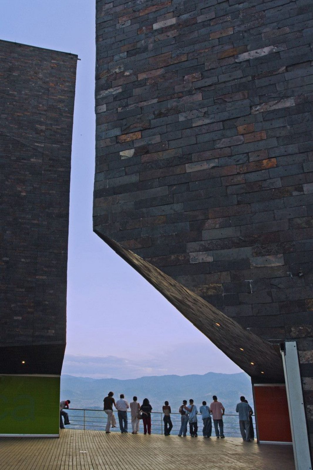 España Library | Giancarlo Mazzanti - Arch2O.com