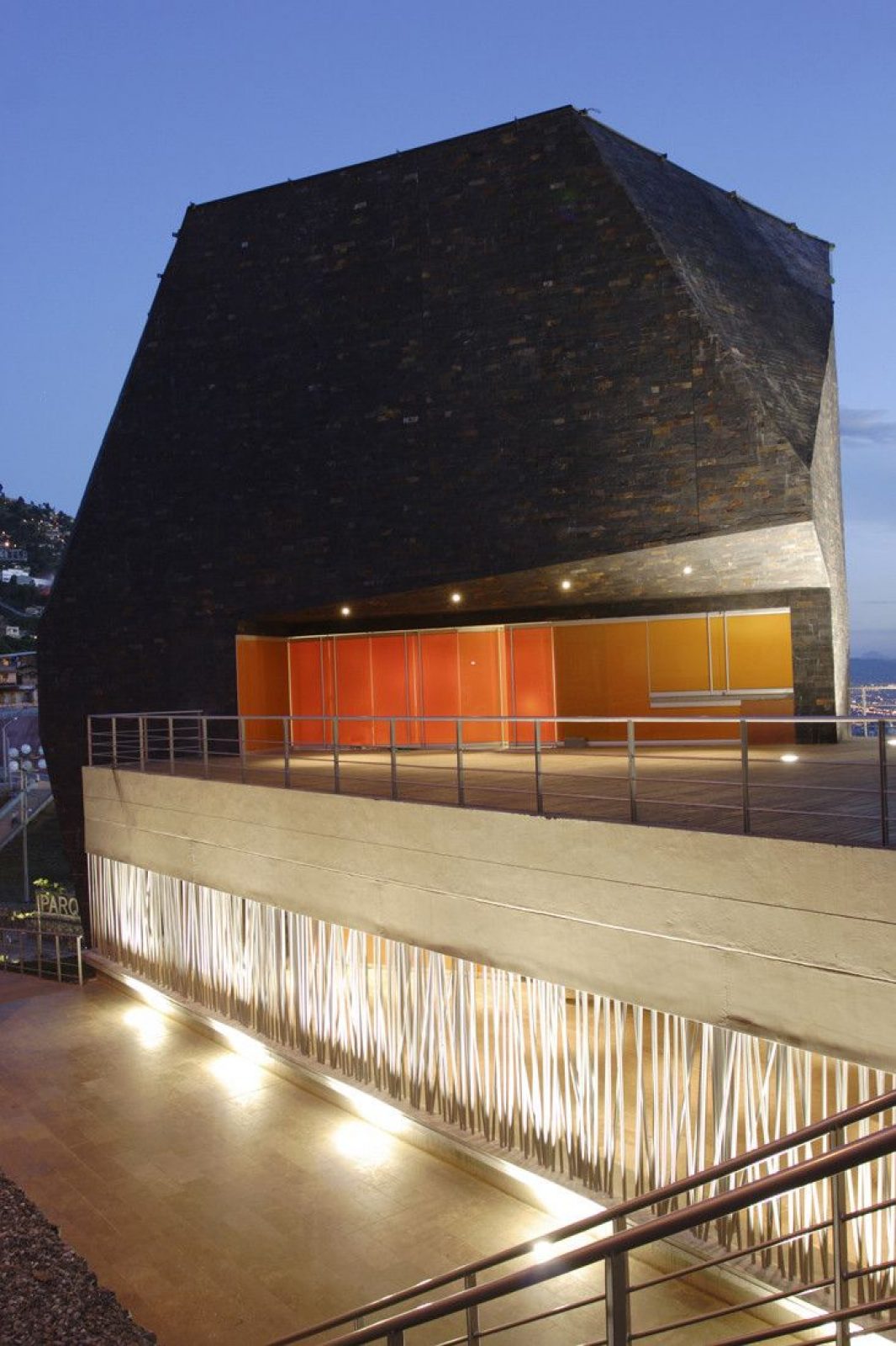 España Library | Giancarlo Mazzanti - Arch2O.com