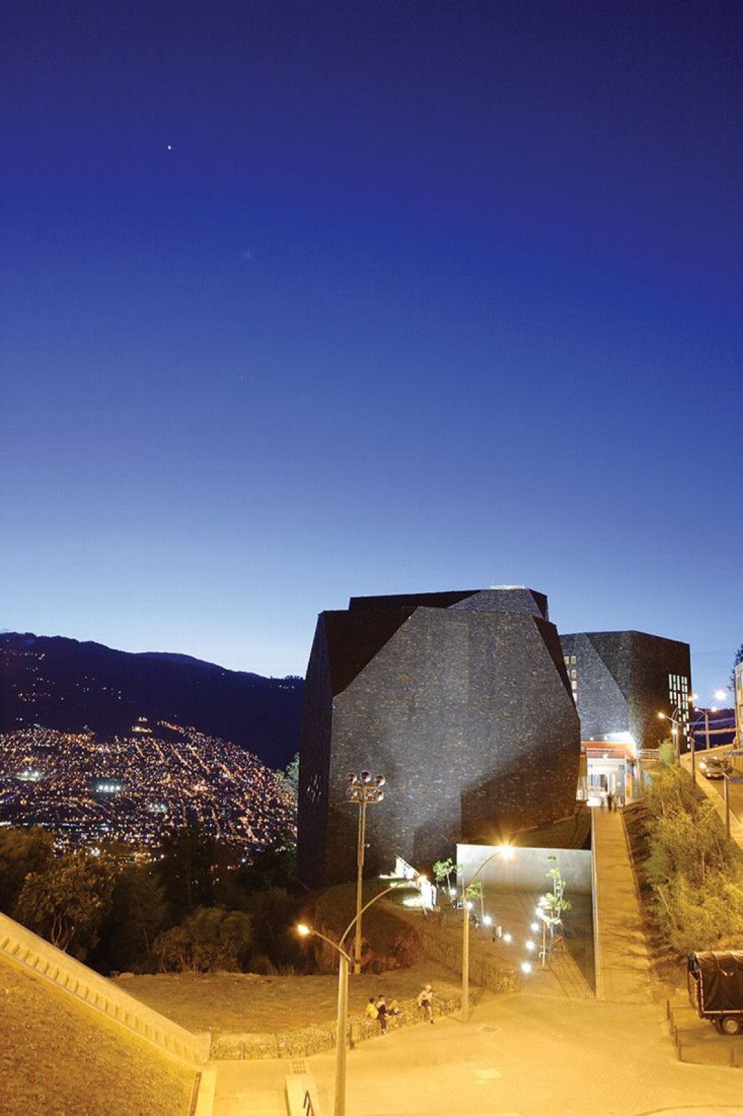 España Library | Giancarlo Mazzanti - Arch2O.com