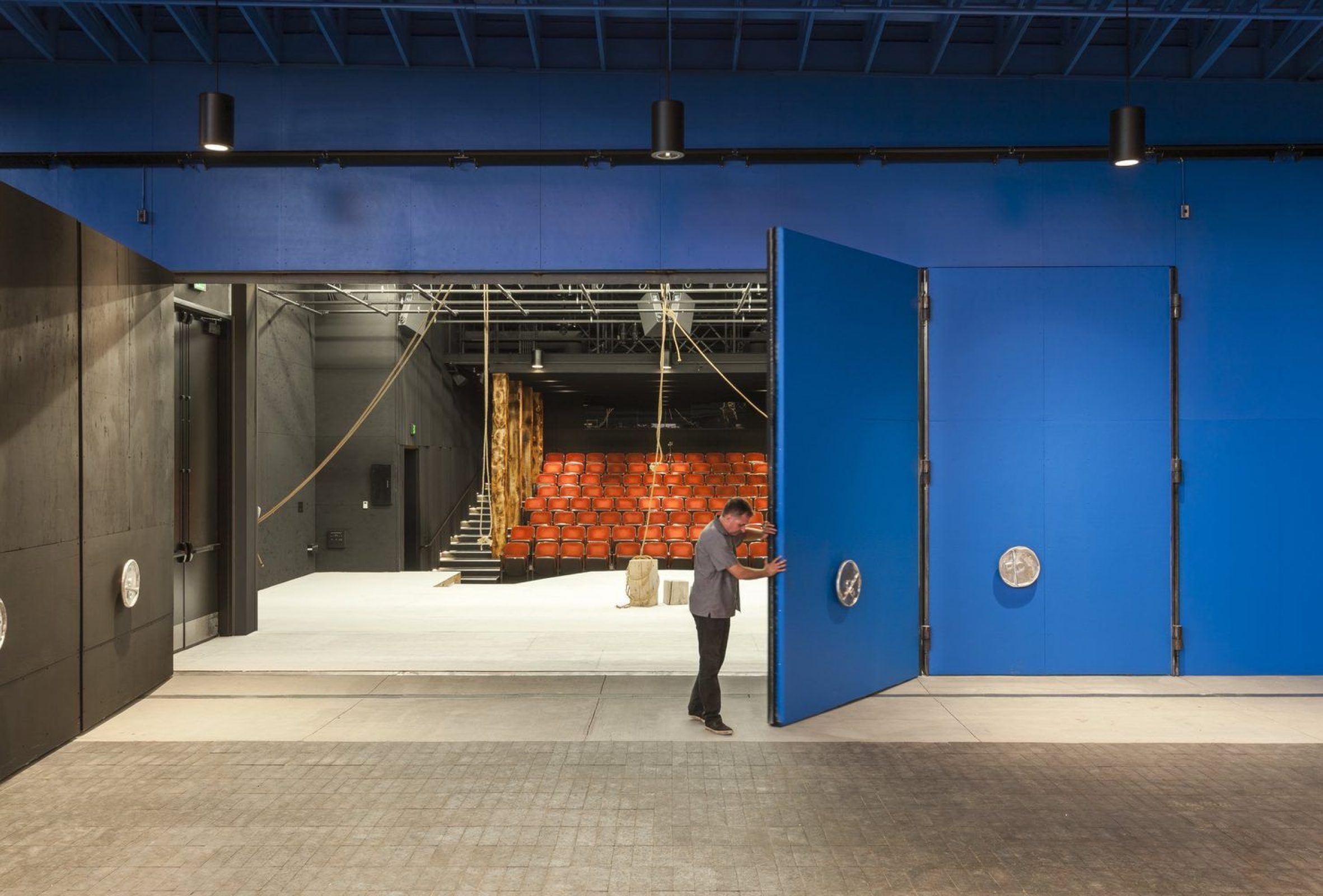 Blue Barn Theatre & Boxcar 10 | Min | Day - Arch2O.com