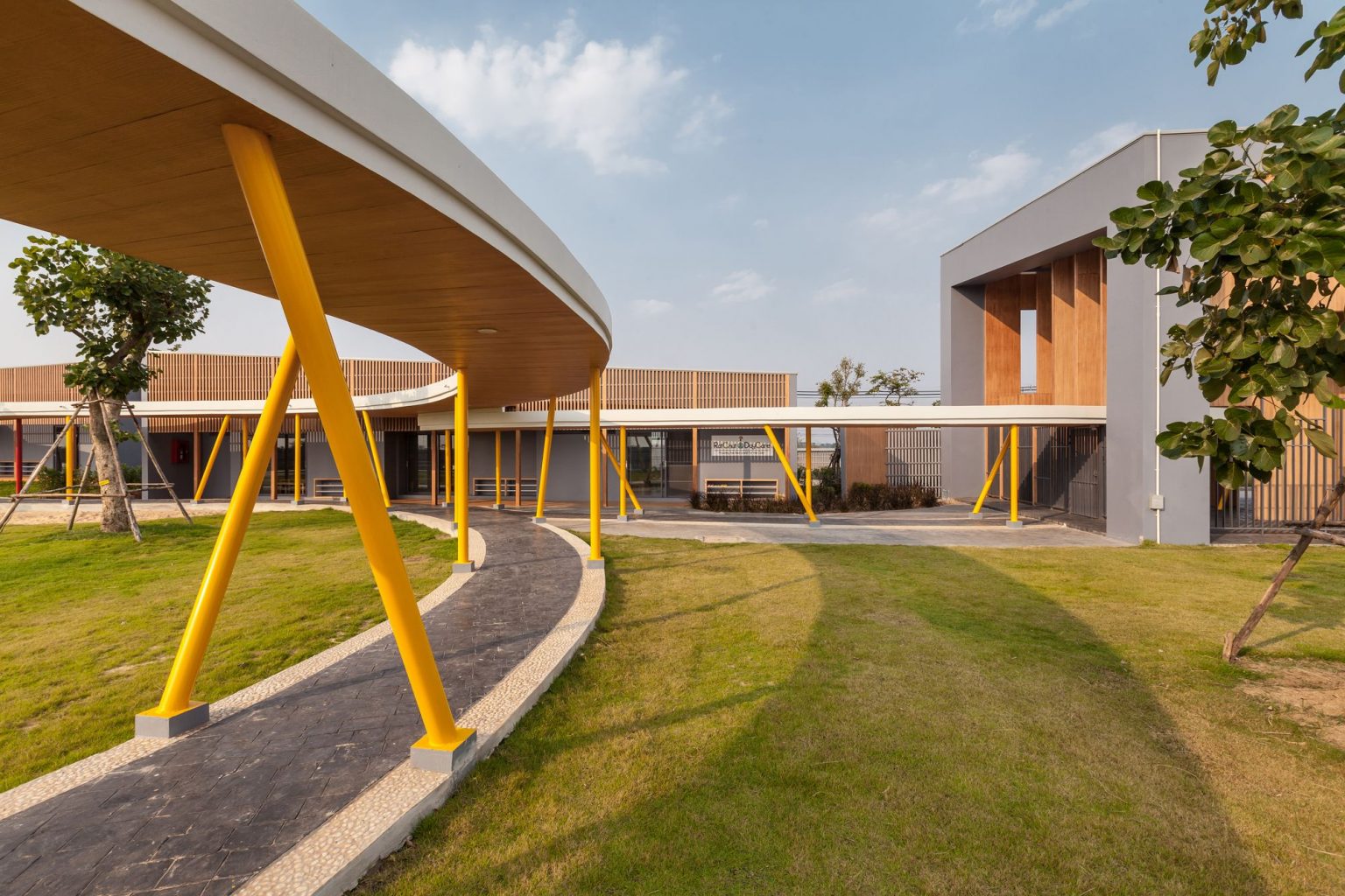 Ratchut School | Design in Motion - Arch2O.com