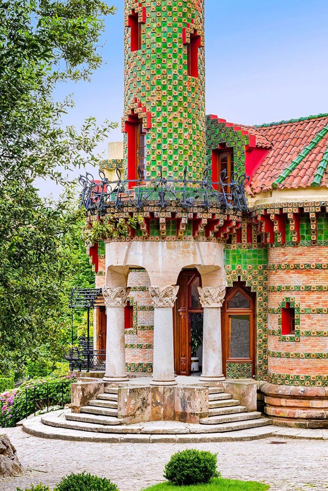 David Cardelús photographs Antoni Gaudí's El Capricho - Arch2O.com