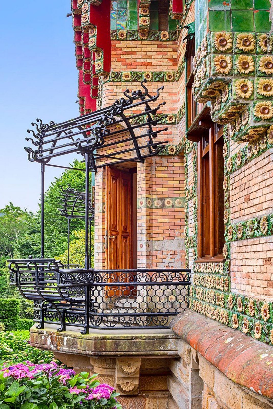 David Cardelús photographs Antoni Gaudí's El Capricho - Arch2O.com