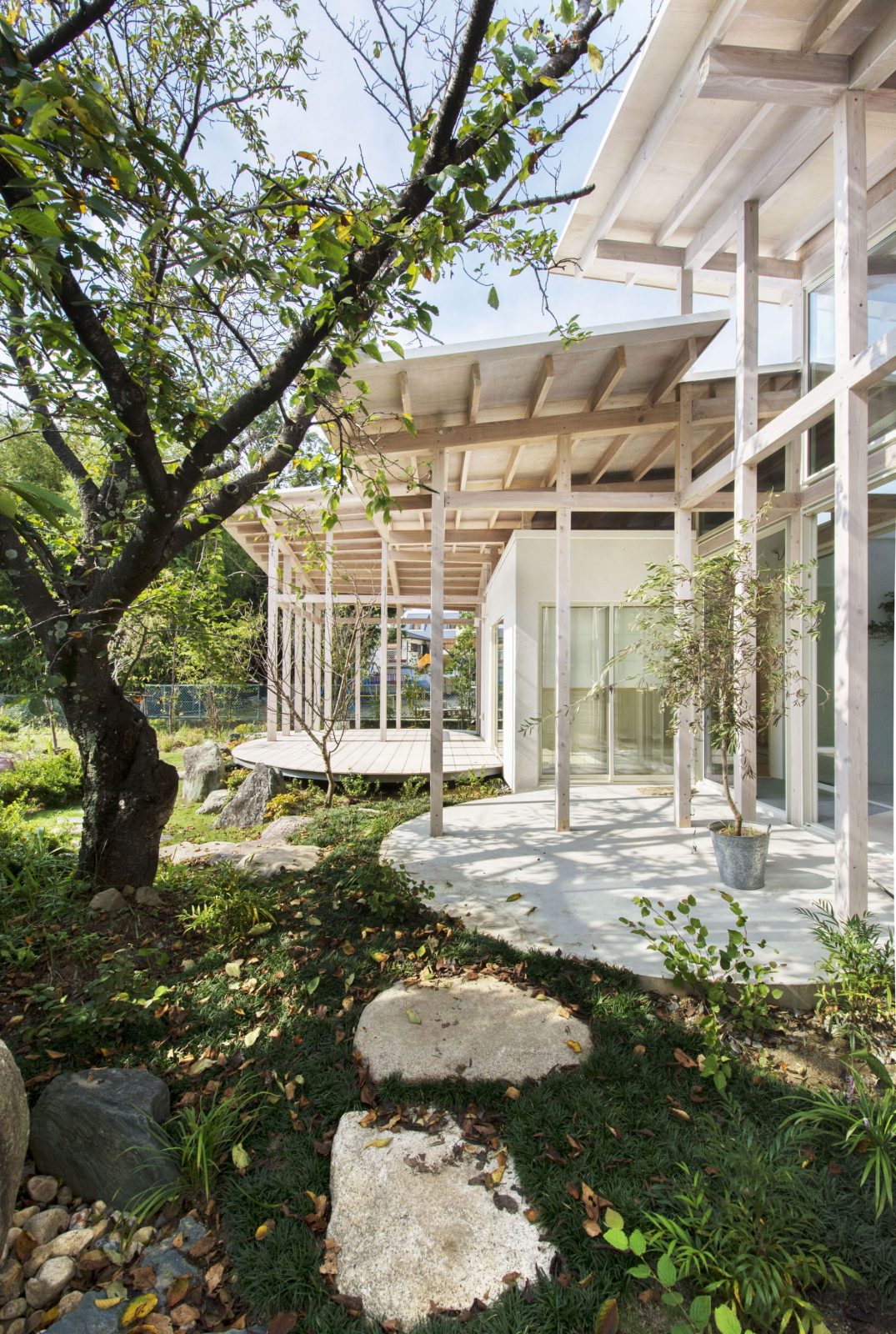 House Surrounded by Hedges | studio velocity - Arch2O.com