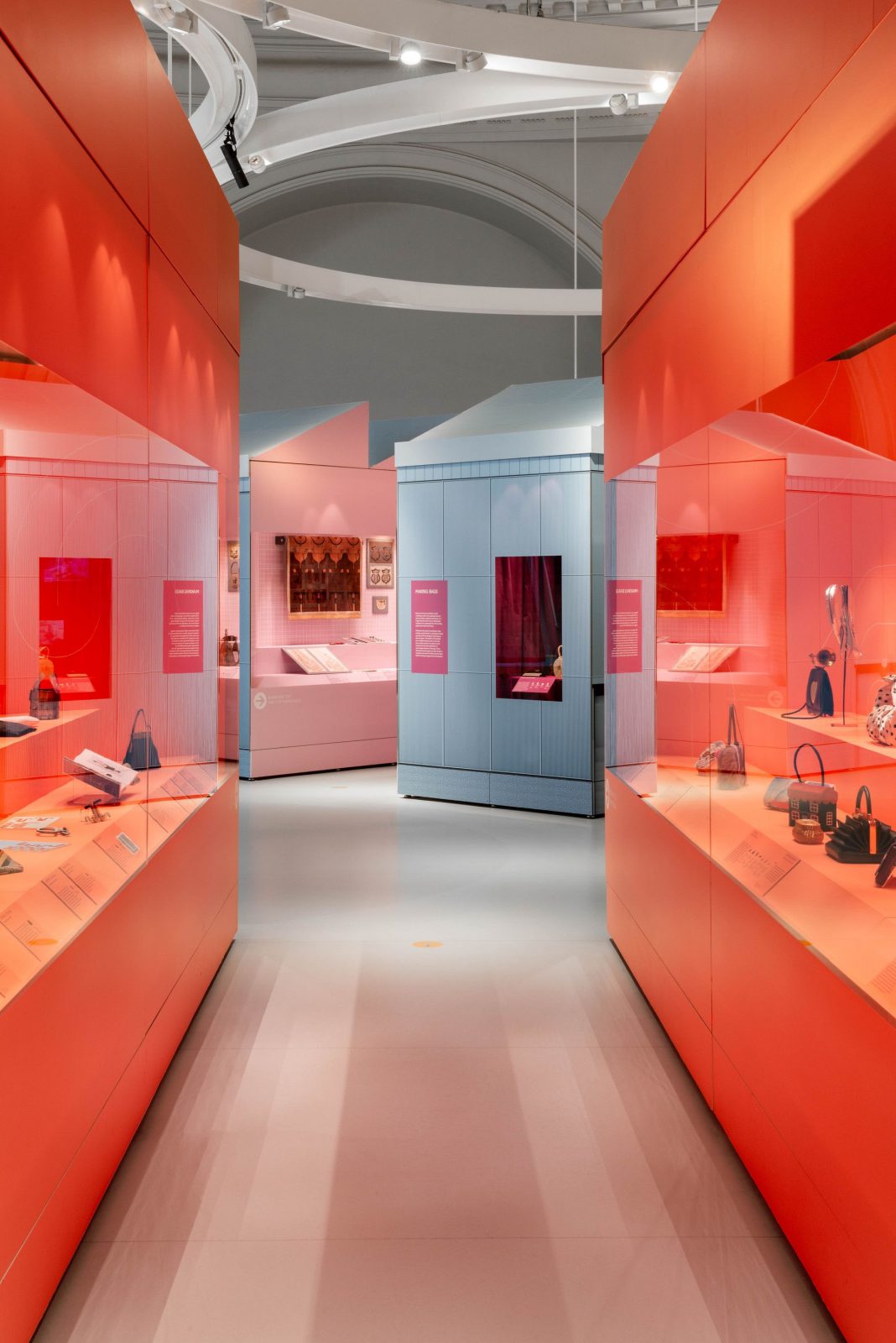 V&A Bags: Inside Out Exhibition | Studio MUTT - Arch2O.com
