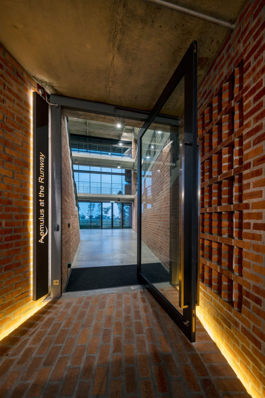 Aemulus at the Runway | Design Unit Architects- Arch2O.com