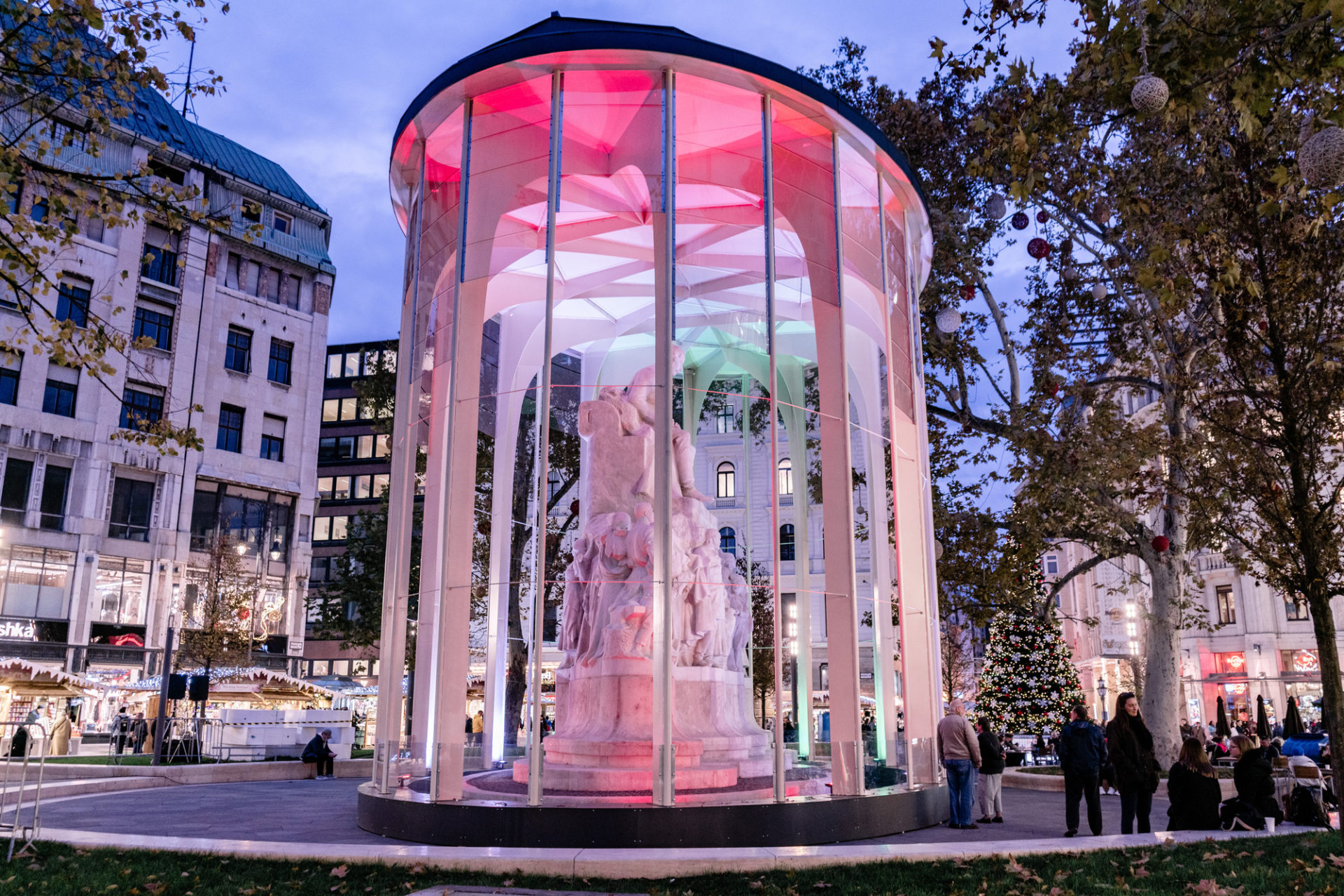 Plexiglass: The Alternative of Glass in Architecture-Arch2O