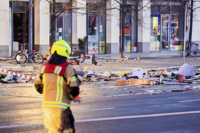 In a Horrific Tragedy, the Massive Aquarium "AquaDom" in Berlin Bursts ...