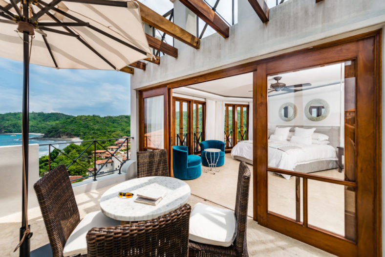 15 Projects That Captivate With Their Glass Extensions' Light-Filled ...