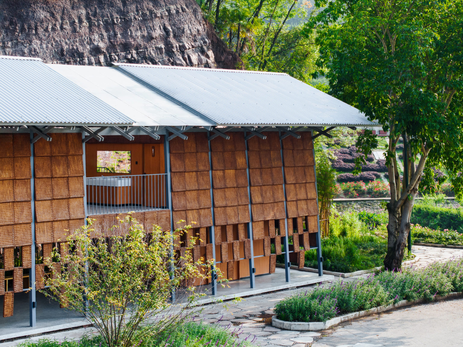 Palm Toilet Facing the Sea of Flowers l Zaixing Architectural Design ...
