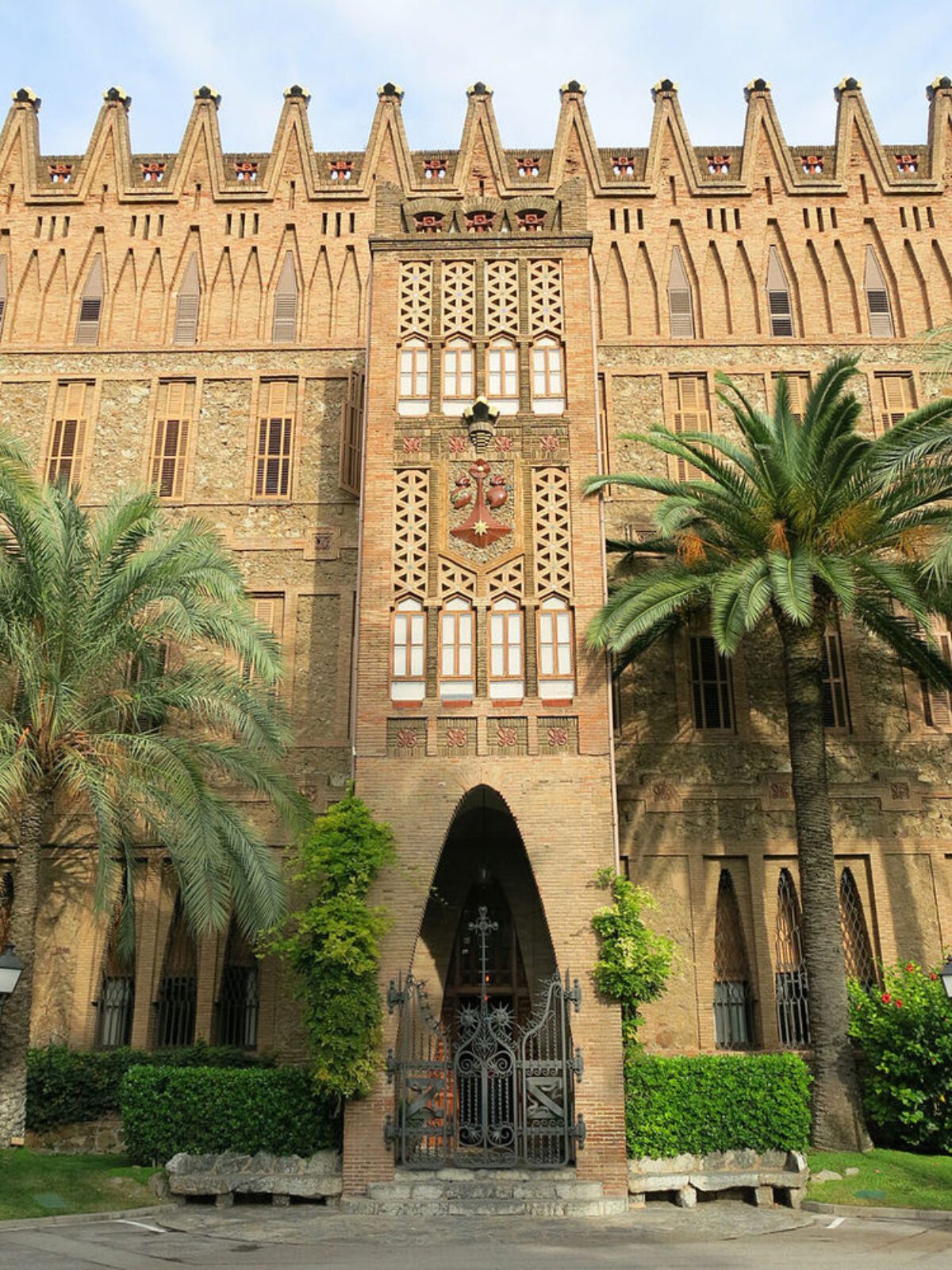 Antoni Gaudi Architecture: The Spiritual Geometry Behind Barcelona ...