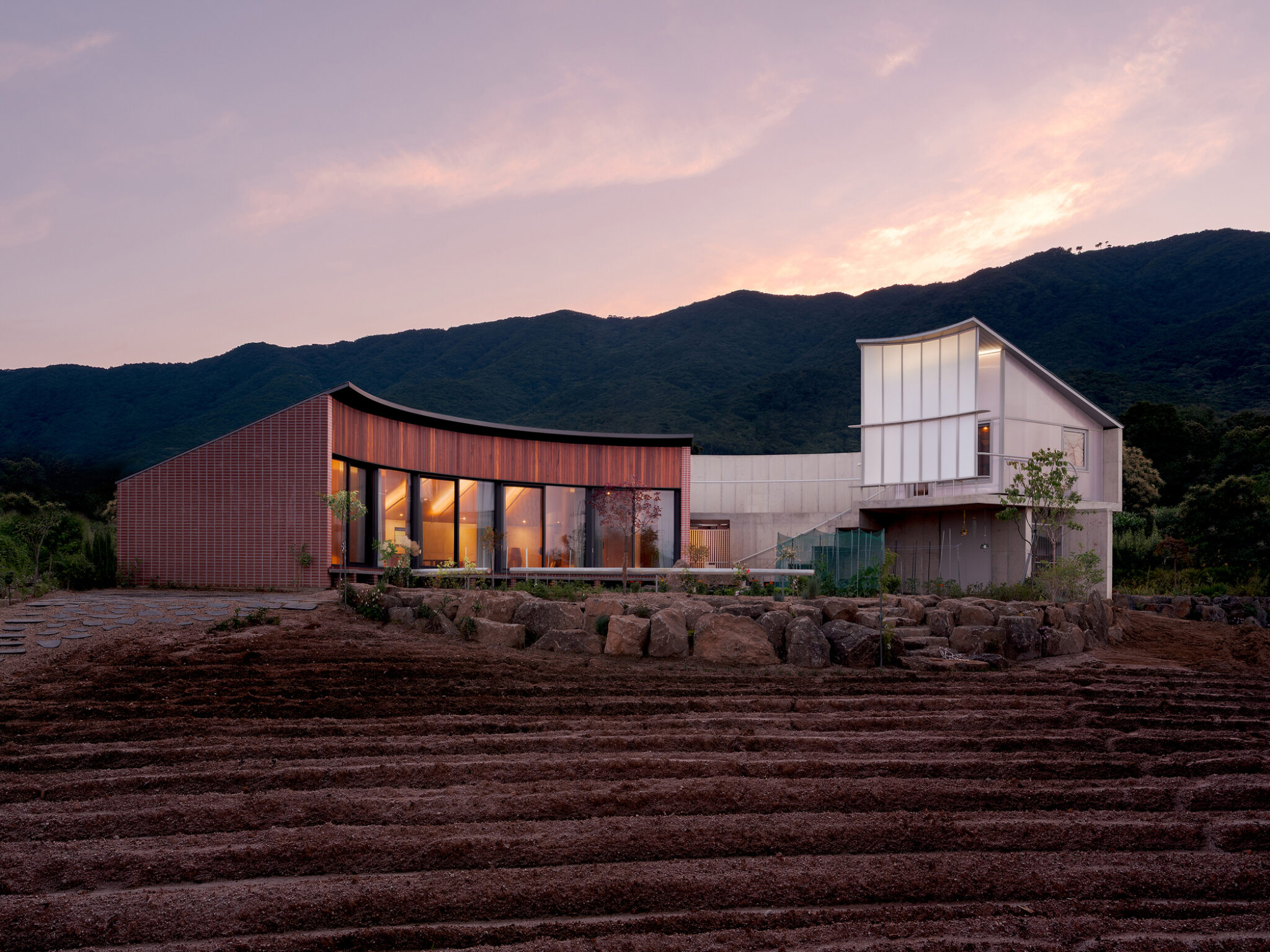 A House that Embraces Its Vegetable Garden | sukchulmok+BRBB Architects ...