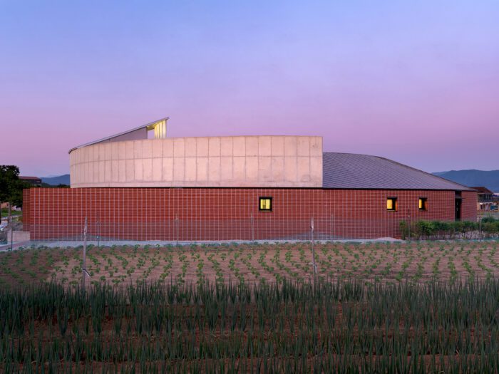 A House that Embraces Its Vegetable Garden | sukchulmok+BRBB Architects ...