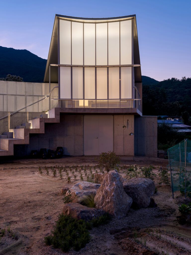 A House that Embraces Its Vegetable Garden | sukchulmok+BRBB Architects ...