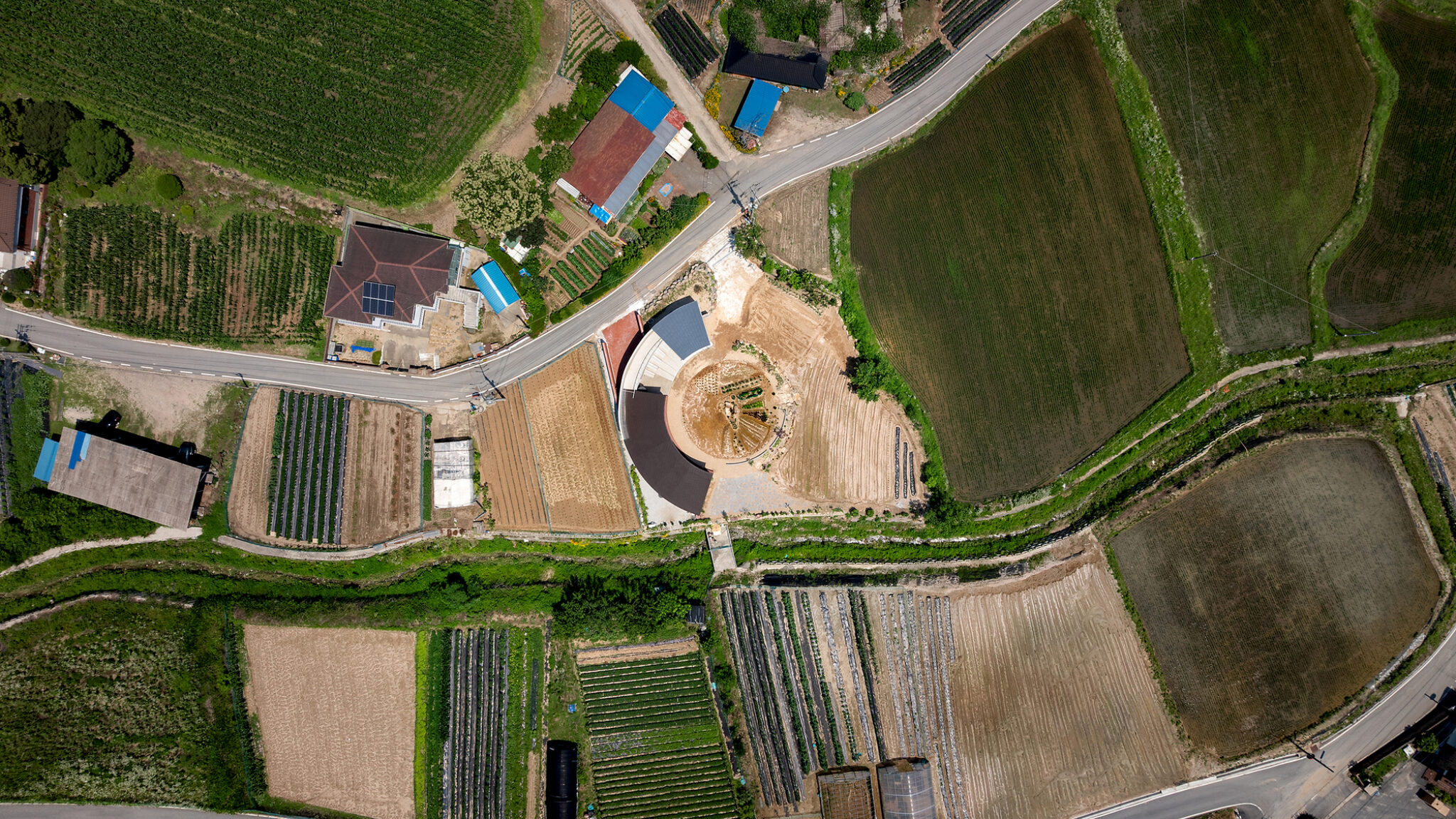 A House that Embraces Its Vegetable Garden | sukchulmok+BRBB Architects ...