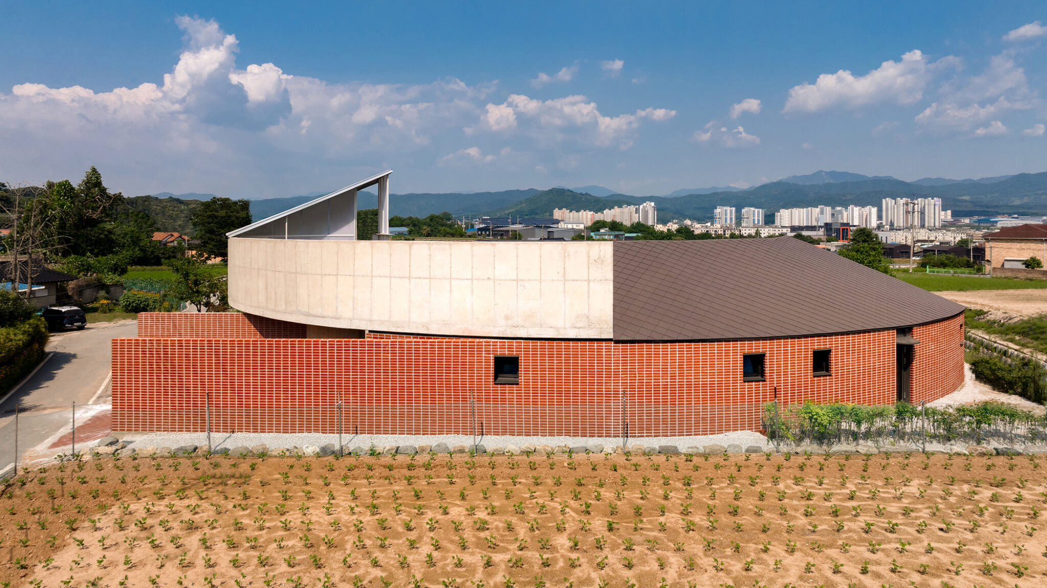A House that Embraces Its Vegetable Garden | sukchulmok+BRBB Architects ...