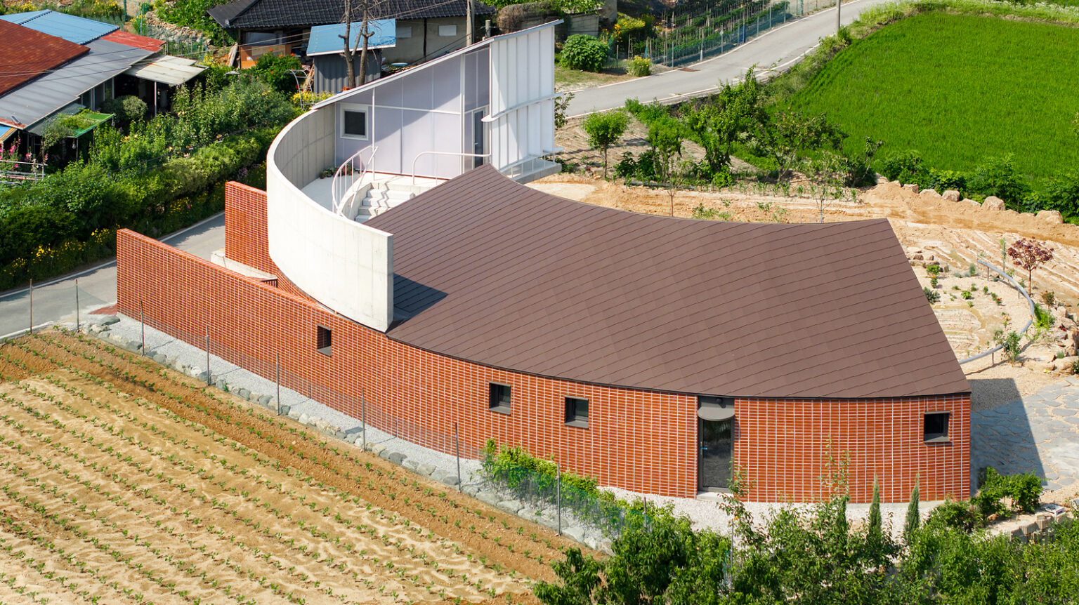 A House that Embraces Its Vegetable Garden | sukchulmok+BRBB Architects ...