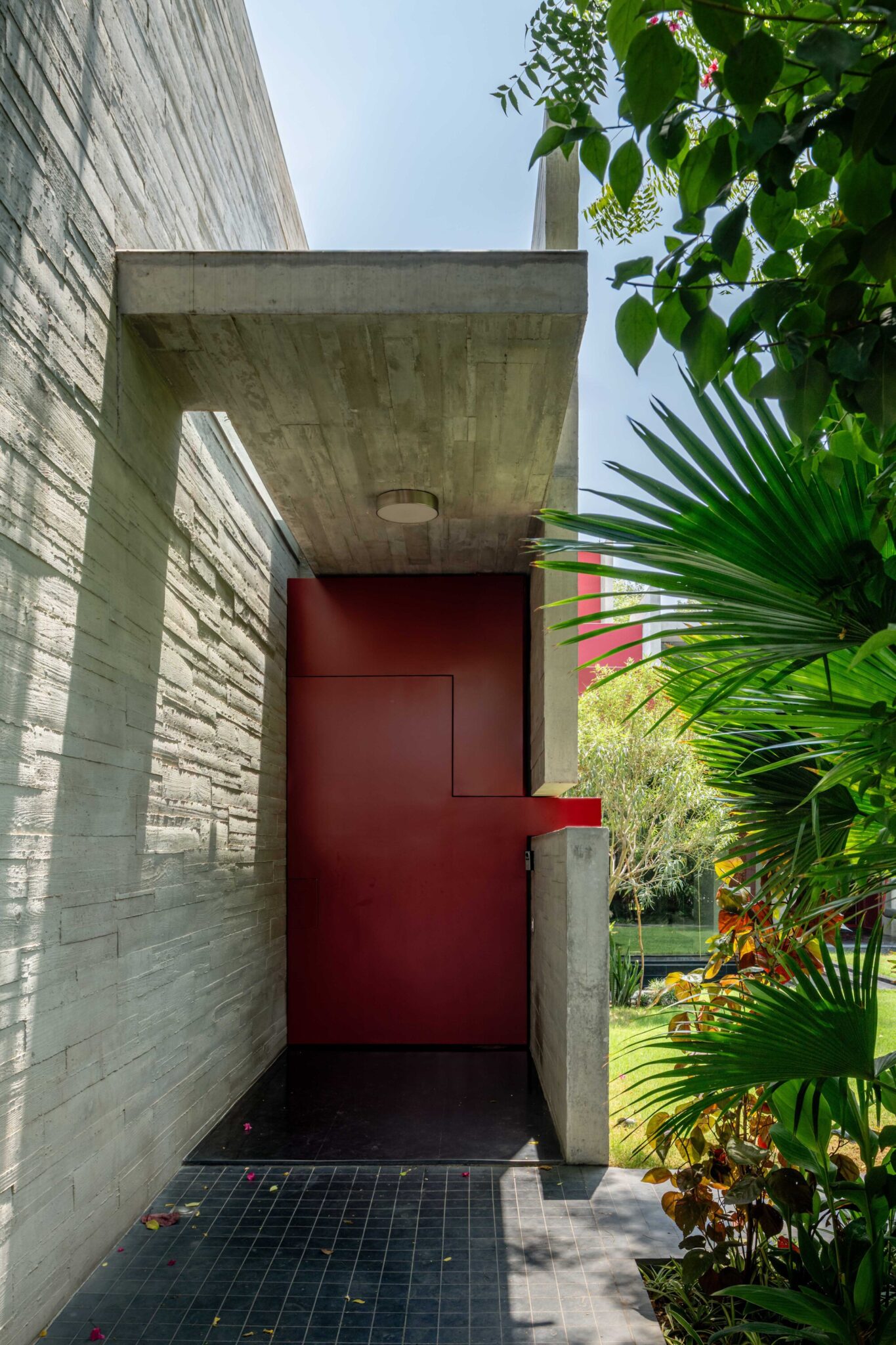 Trees Sliced Through Residence | Matharoo Associates - Arch2O.com